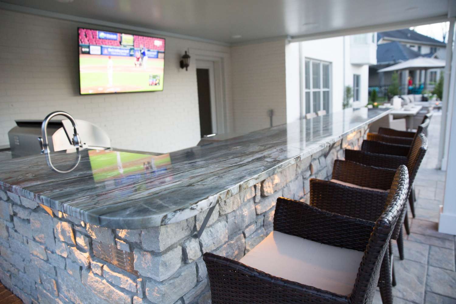 Benefits of an Outdoor Kitchen and Bar | Worth the Investment ...